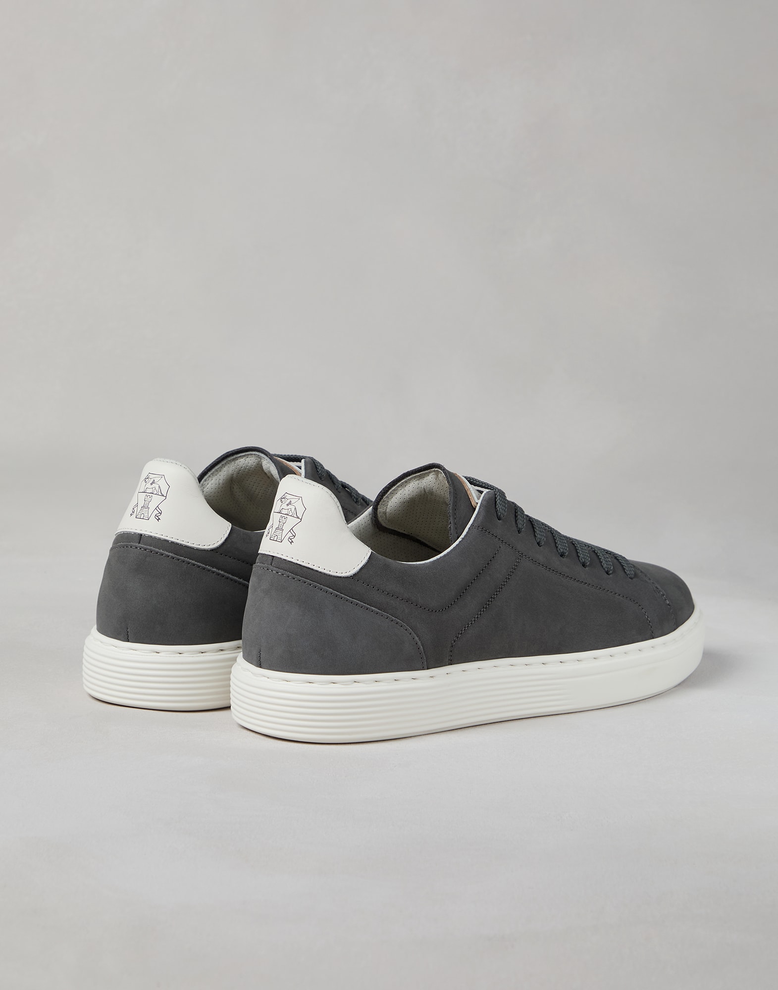 Zapatillas en piel de becerro nobuk